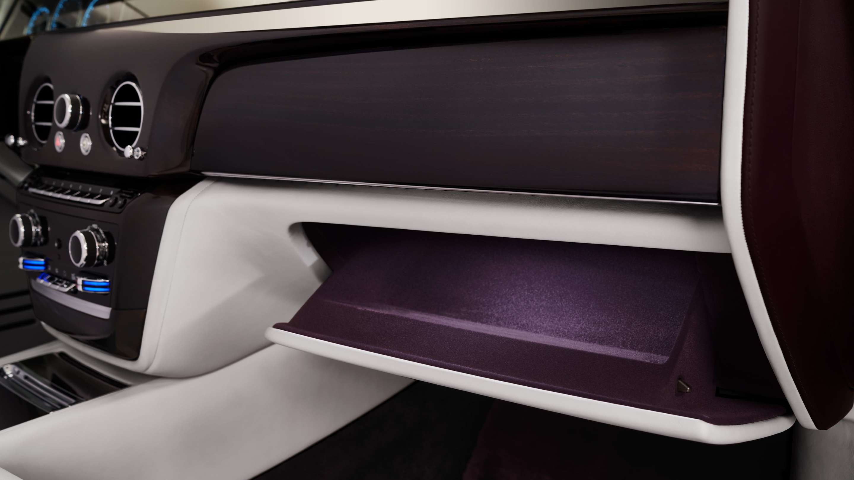 Phantom Extended - In Detail